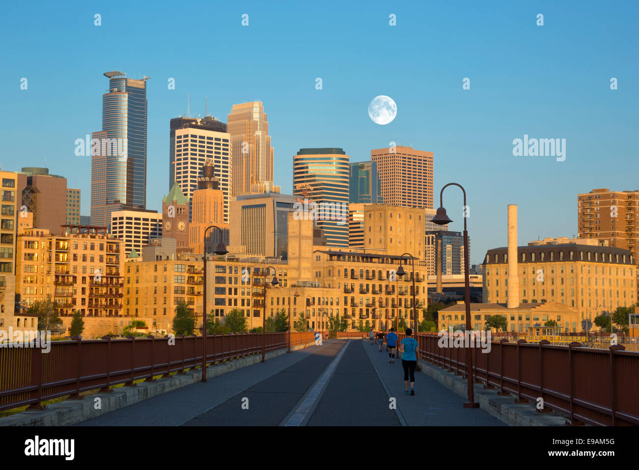 Arch footbridge hi-res stock photography and images - Alamy