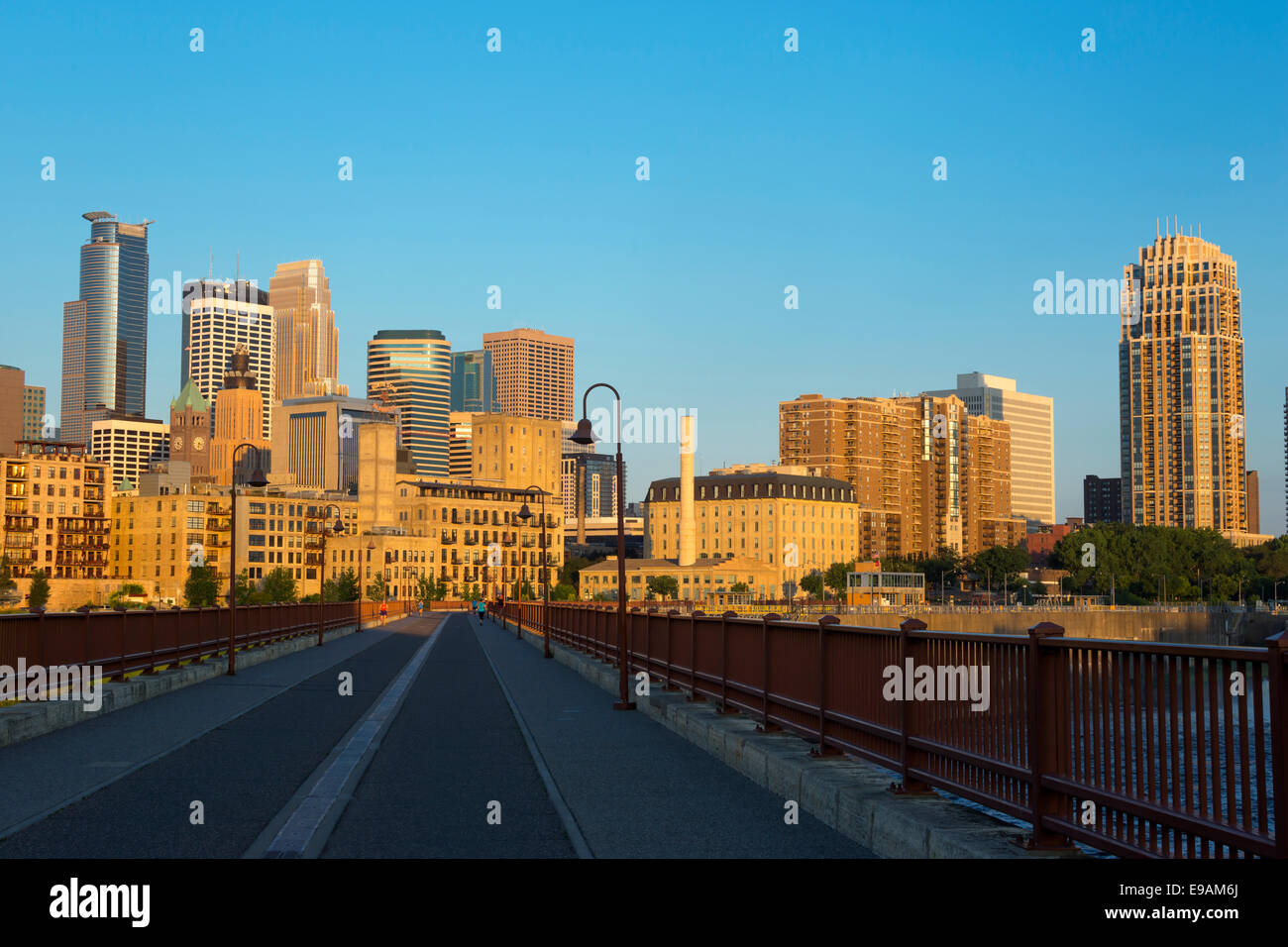 STONE ARCH BRIDGE MISSISSIPPI RIVER MINNEAPOLIS MINNESOTA USA Stock ...