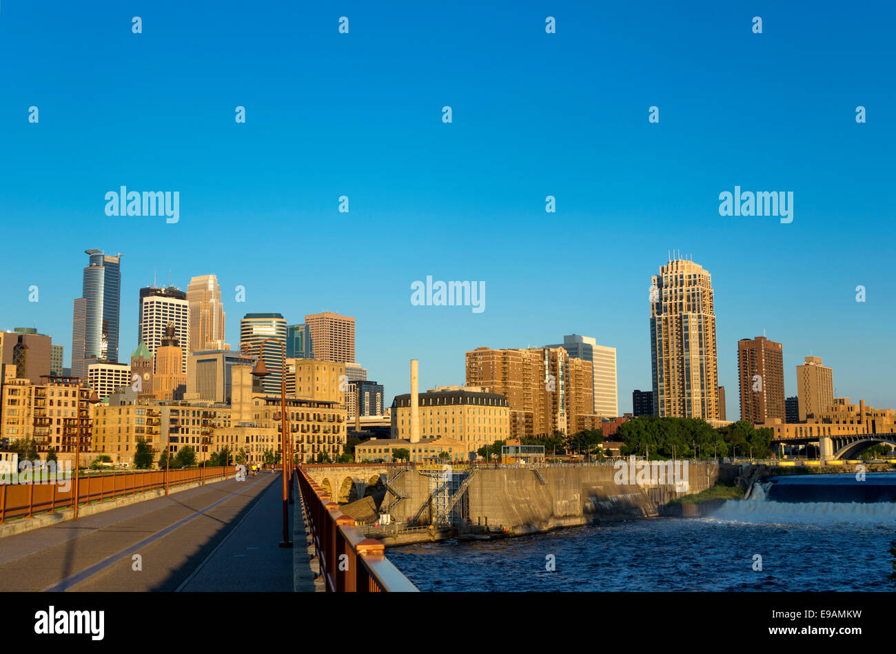 STONE ARCH BRIDGE MISSISSIPPI RIVER MINNEAPOLIS MINNESOTA USA Stock ...