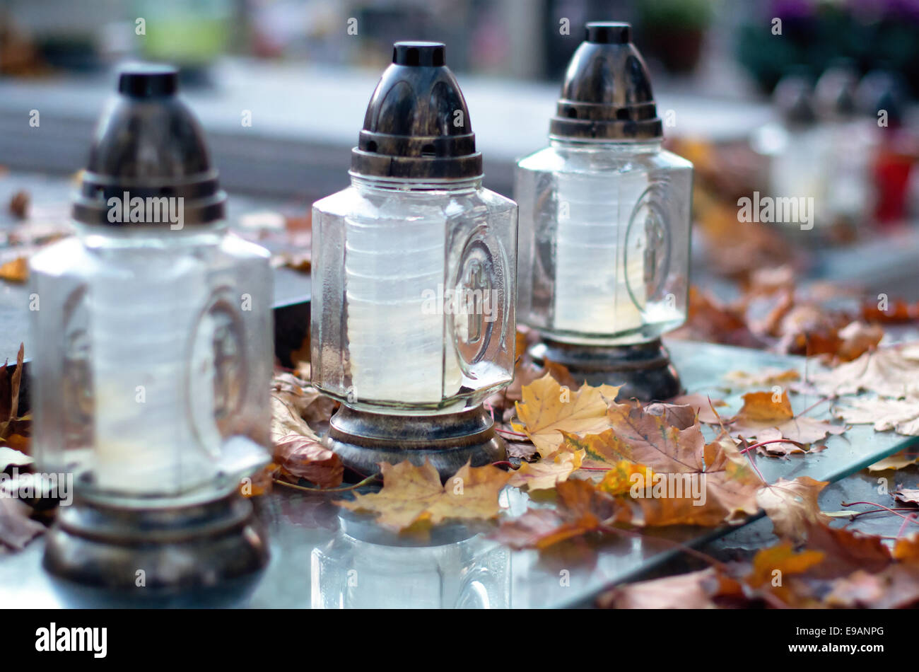 Graves cemetery candle hi-res stock photography and images - Alamy
