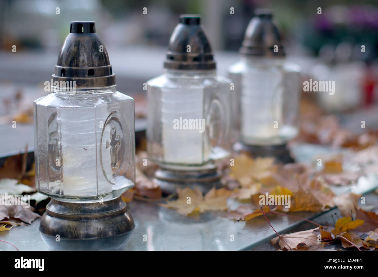 Graves cemetery candle hi-res stock photography and images - Alamy