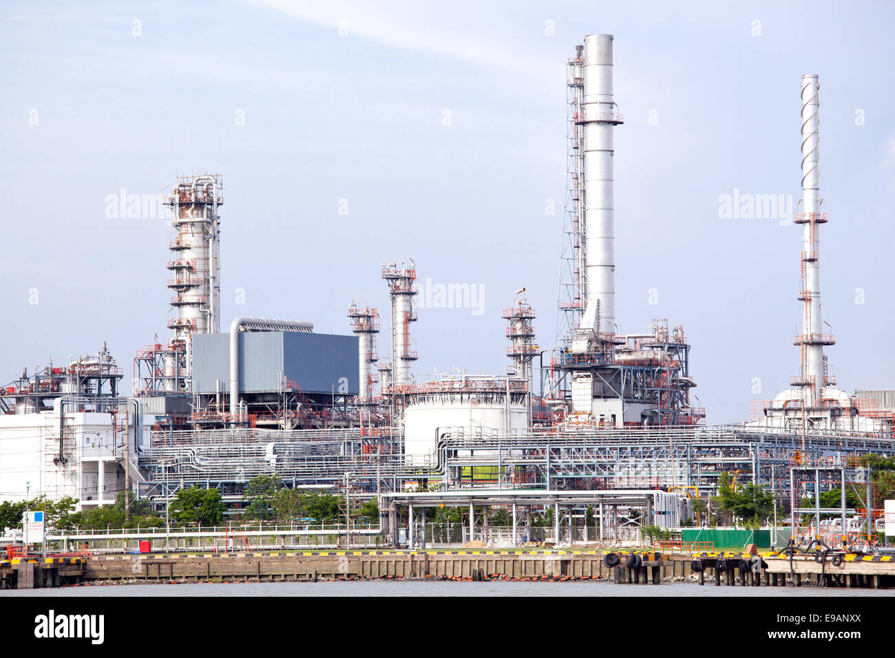Oil refinery plant Stock Photo - Alamy