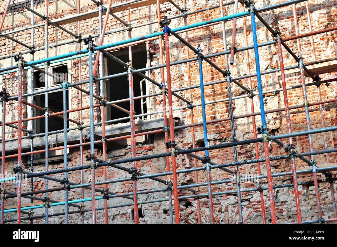 Scaffolding around house hi-res stock photography and images - Alamy