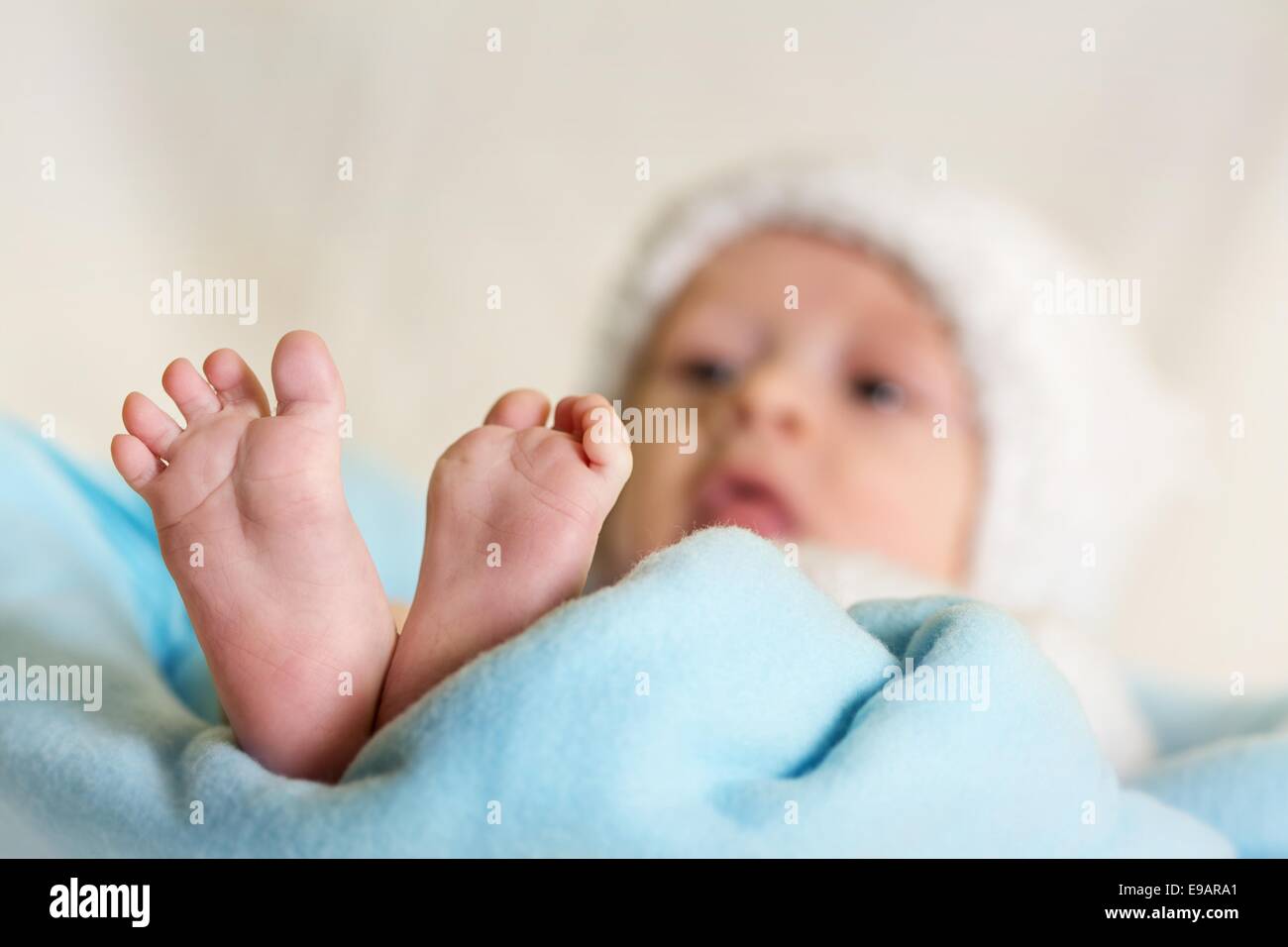 Newborn baby - focus on legs Stock Photo - Alamy