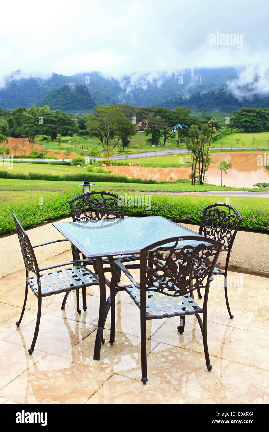 Empty plate table outdoor hi-res stock photography and images - Alamy