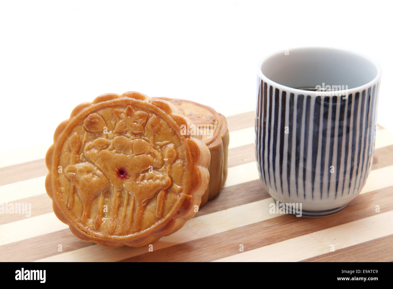 moon cake with tea Stock Photo - Alamy