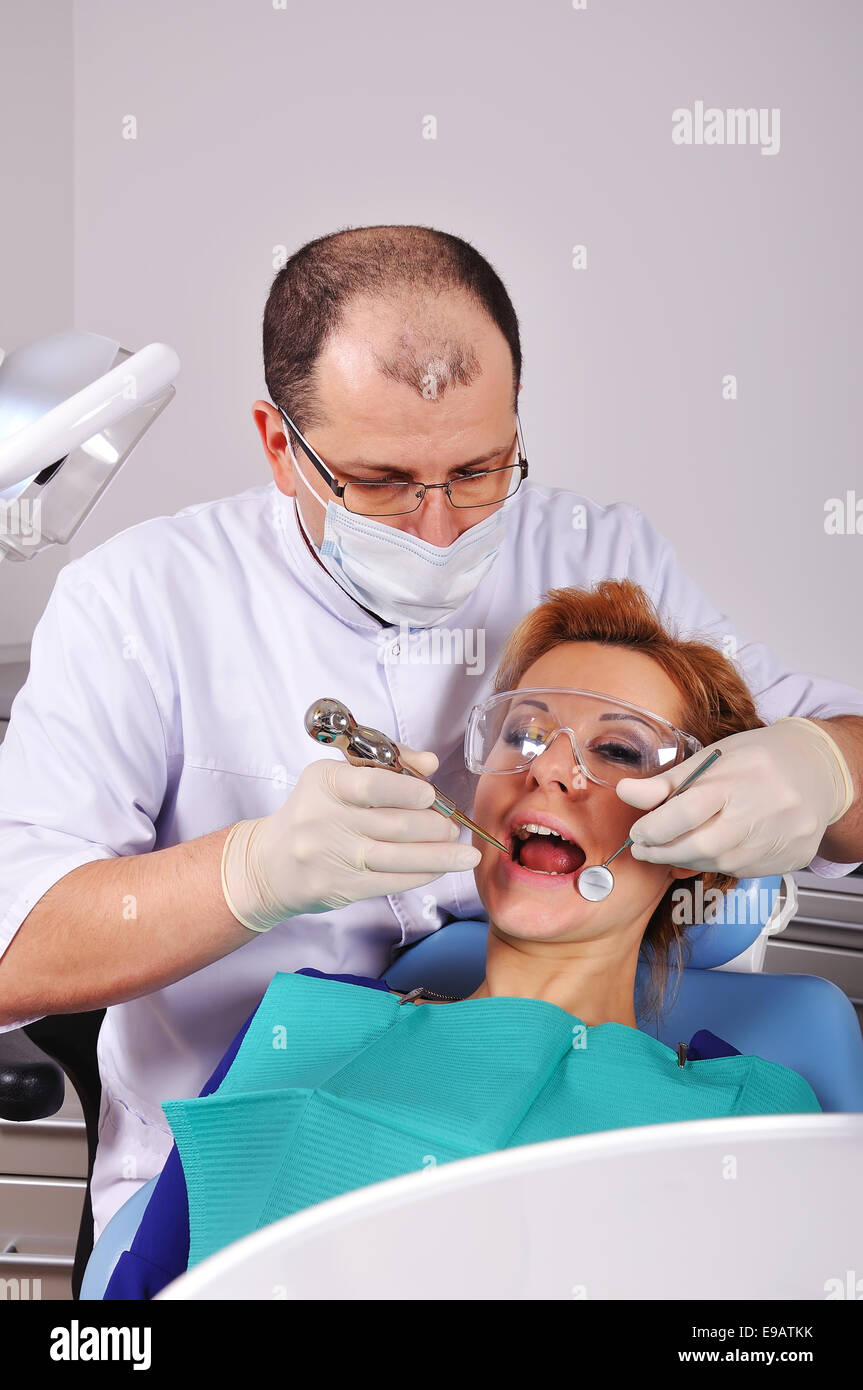 Dentist woman extraction hi-res stock photography and images - Alamy