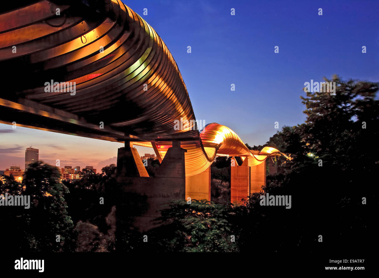 Singapore wavw bridge Stock Photo - Alamy