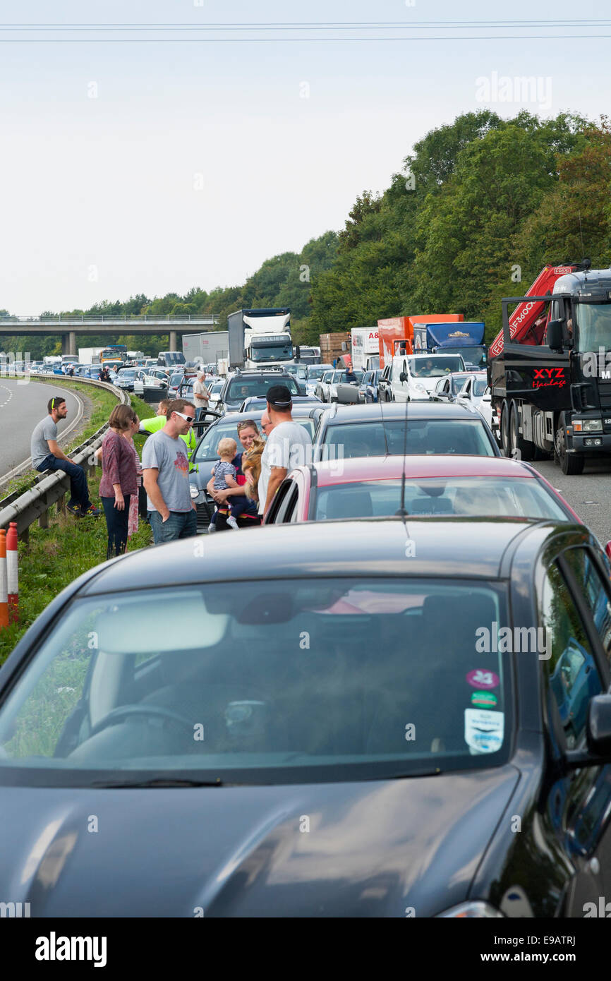 Traffic at standstill / not moving due to incident. Waiting drivers ...