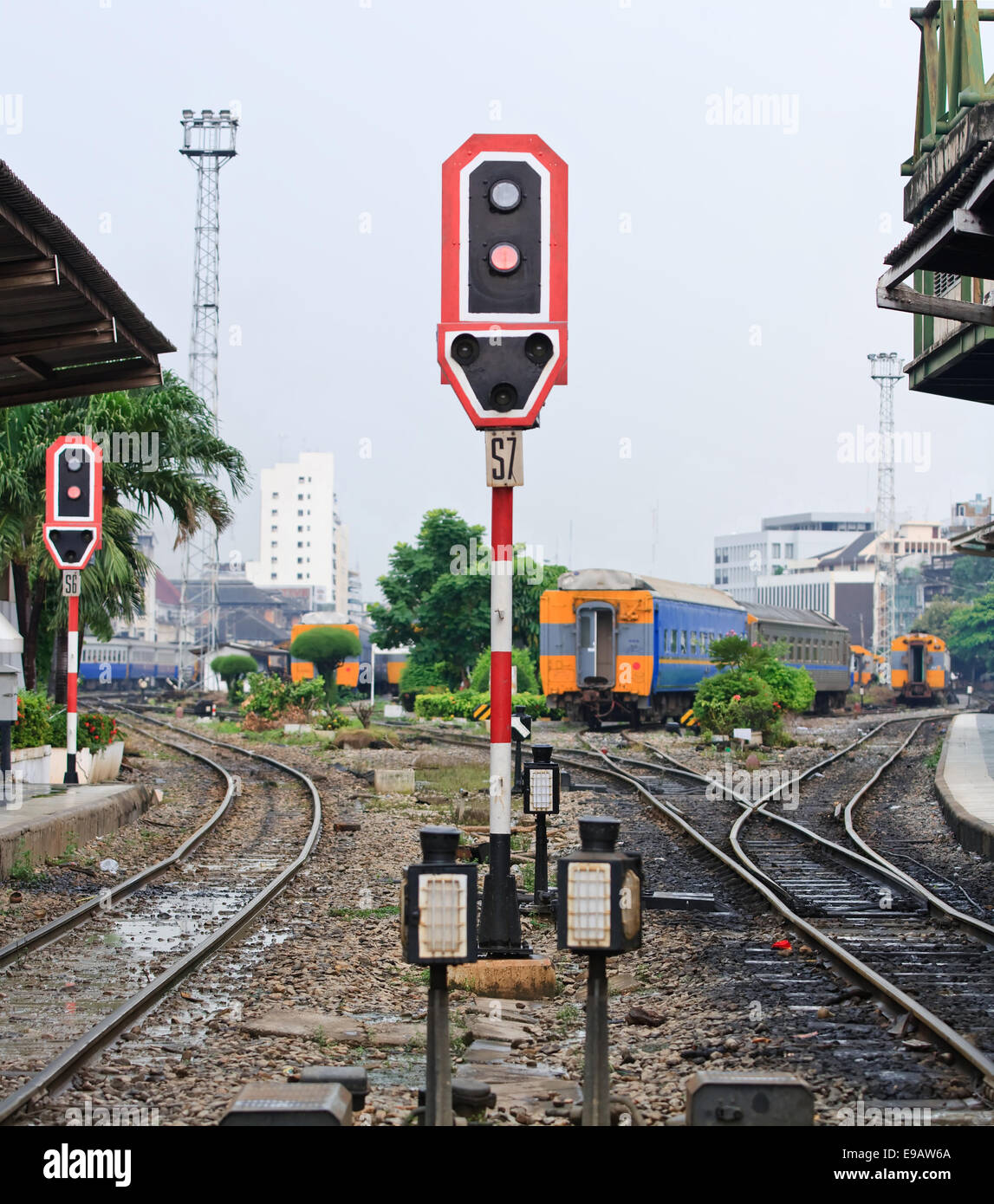 Train signals hi-res stock photography and images - Alamy