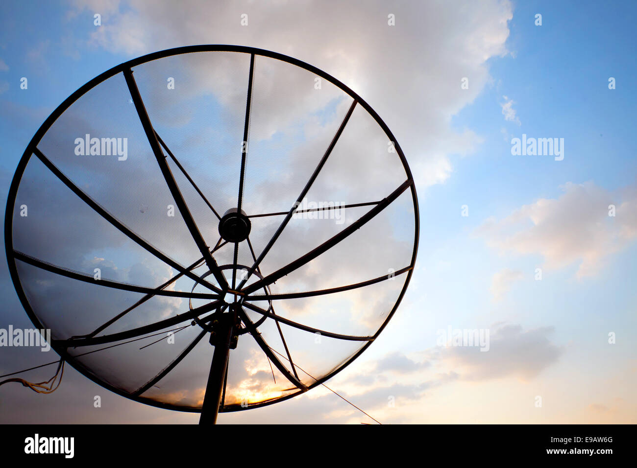 Telecommunication dish hi-res stock photography and images - Alamy