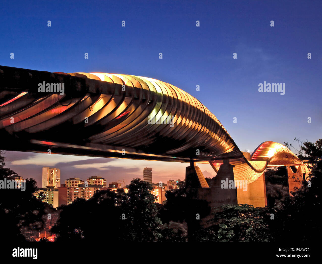 Singapore henderson wave bridge at dusk Stock Photo - Alamy