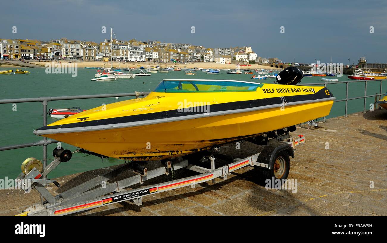 Self drive boats hi-res stock photography and images - Alamy
