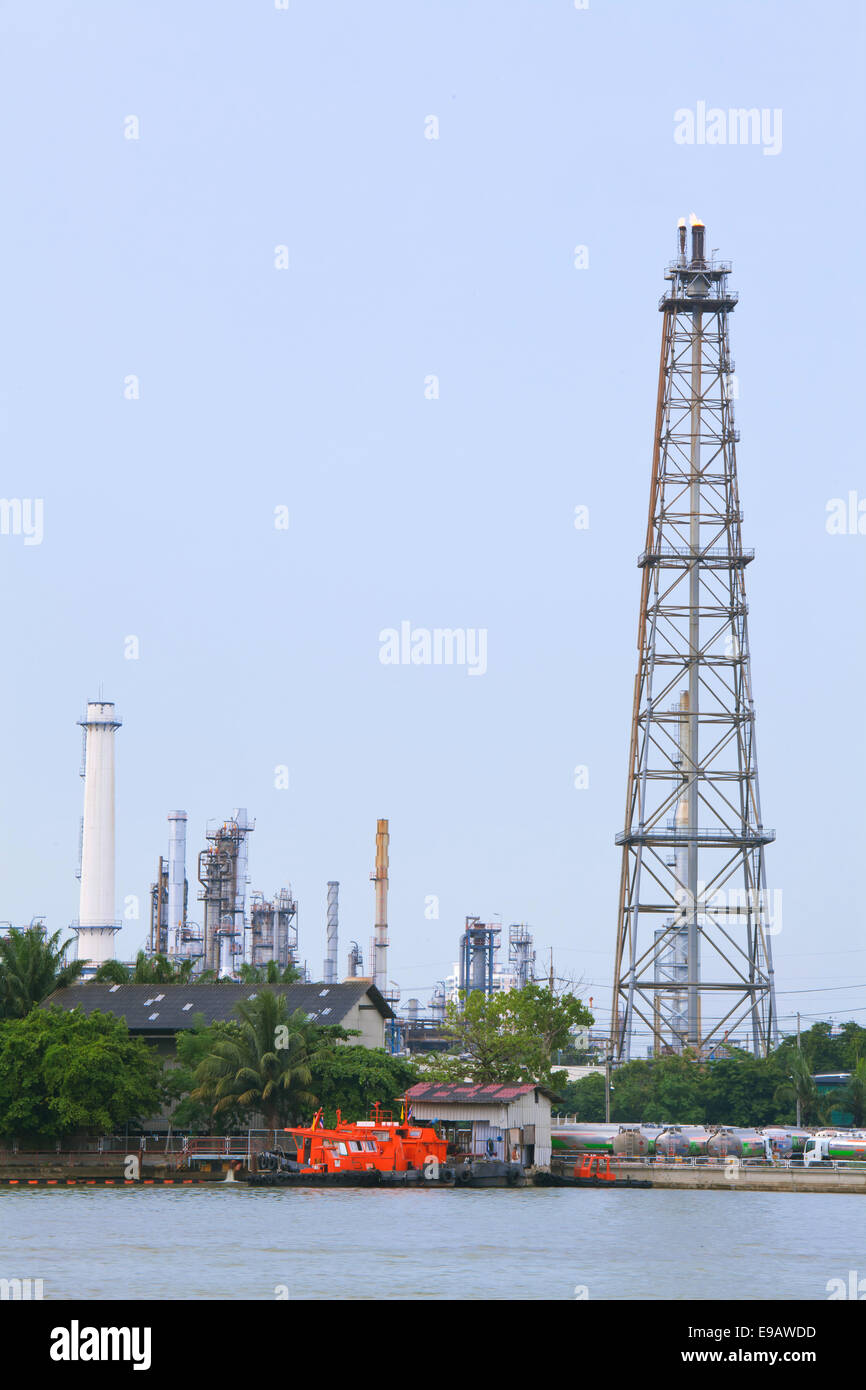 Distillation tower hi-res stock photography and images - Alamy