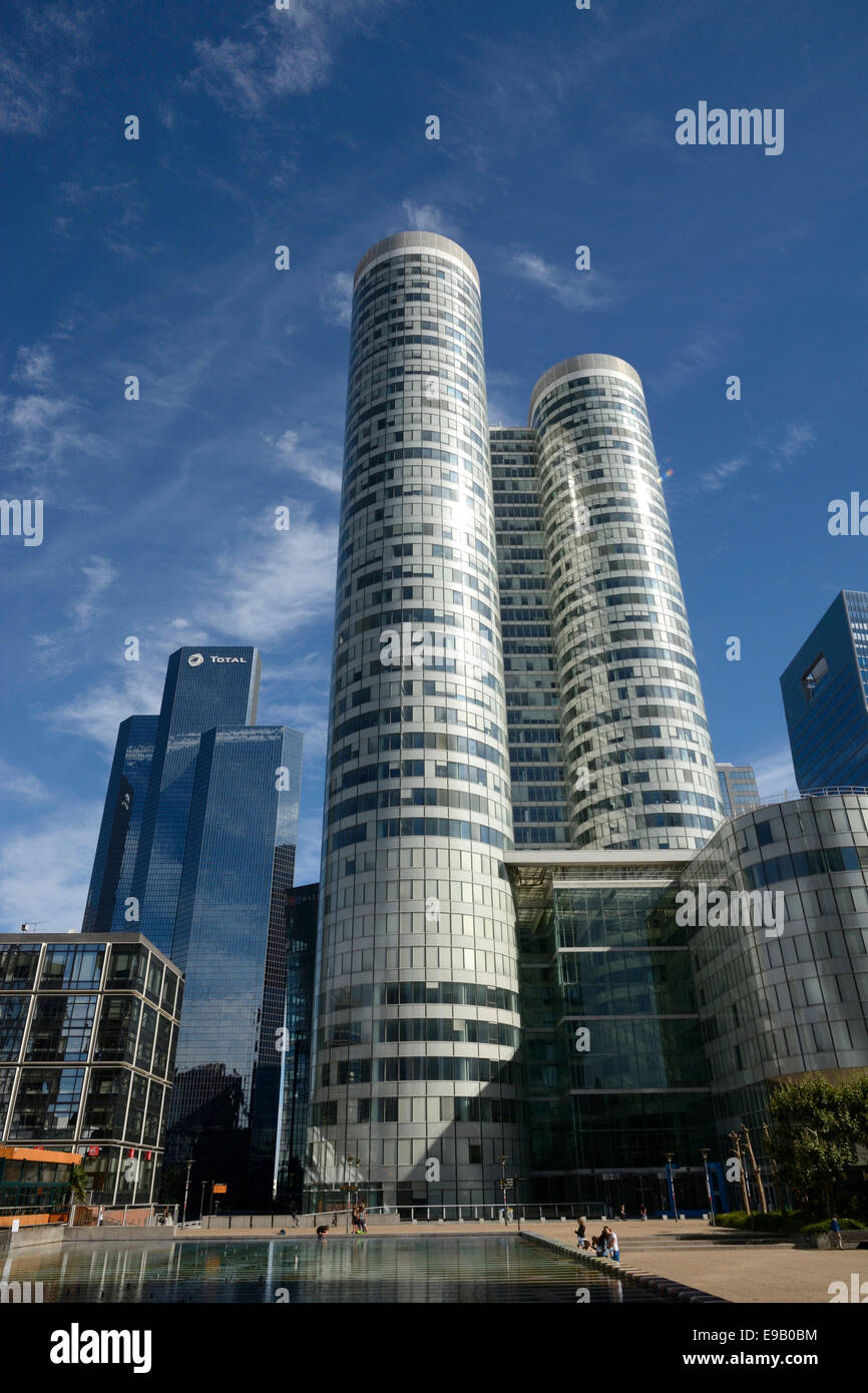 Skyscrapers at paris la defense hi-res stock photography and images - Alamy
