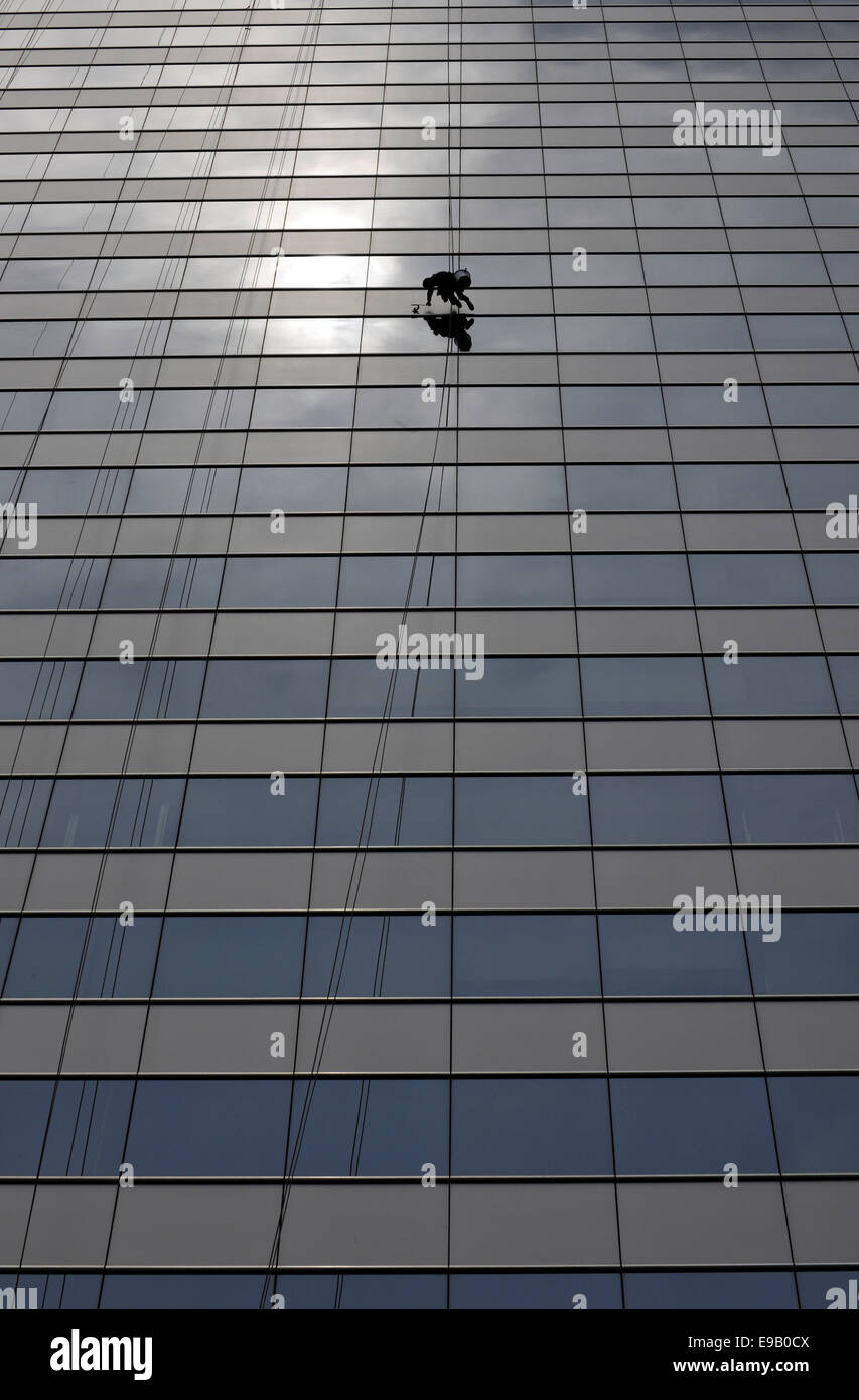 Skyscraper window cleaner hi-res stock photography and images - Alamy