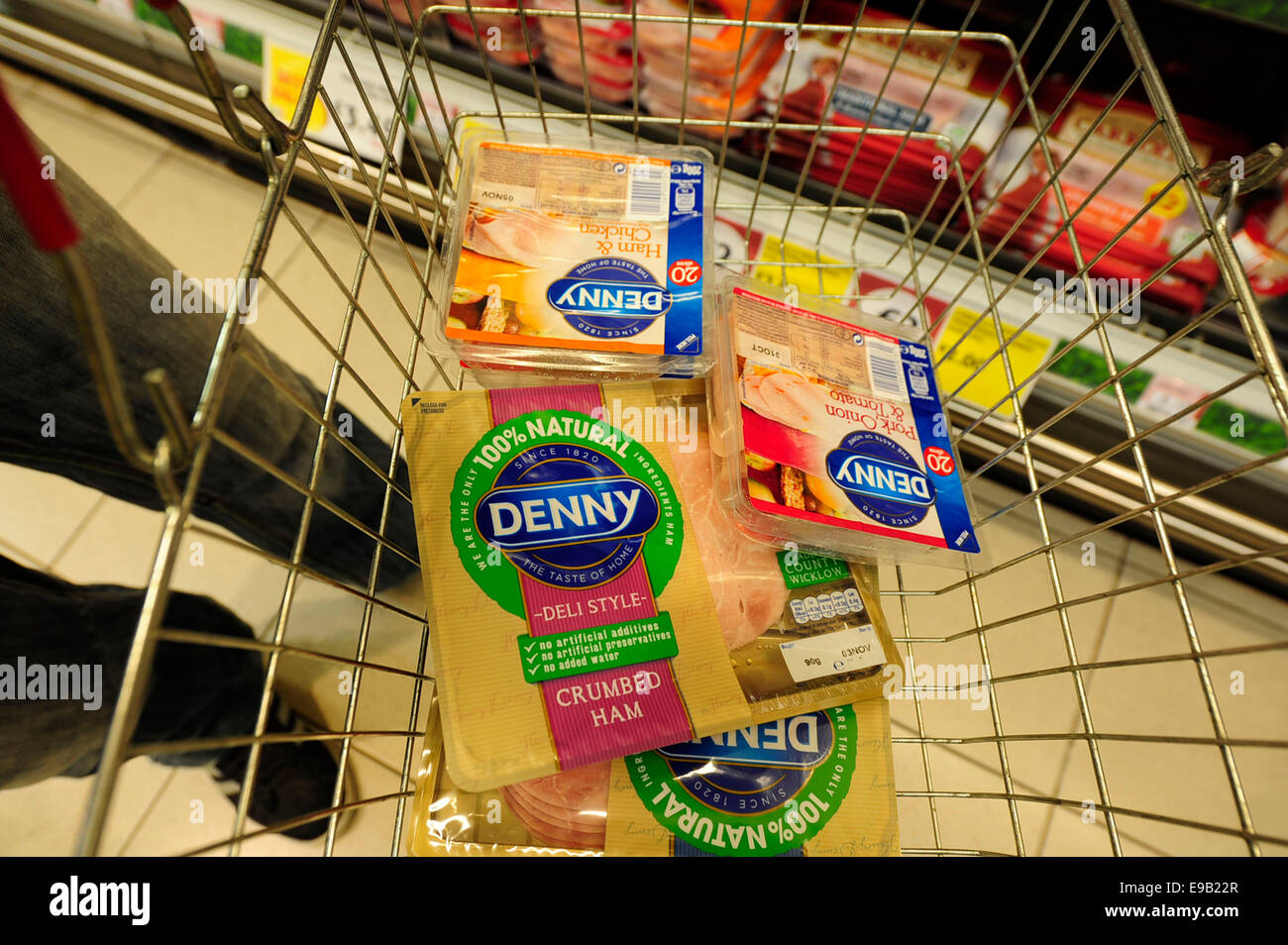 Consumer model hi-res stock photography and images - Alamy