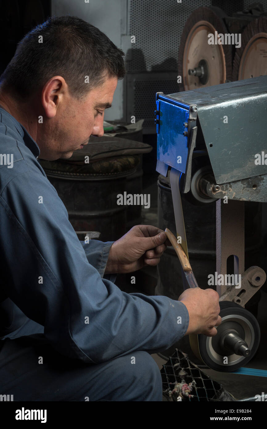 Fabrication de couteaux hi-res stock photography and images - Alamy