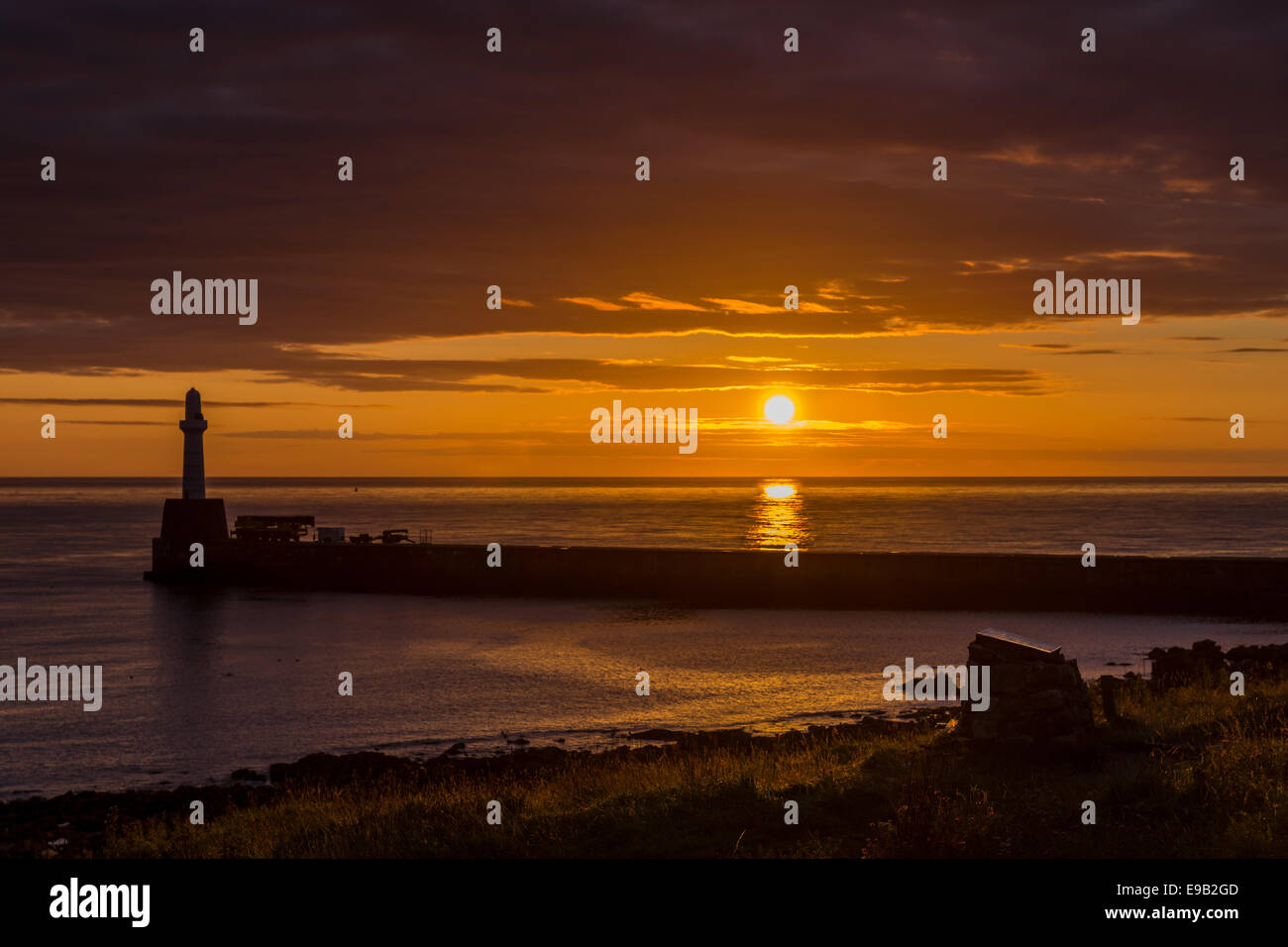 Aberdeen Harbor, South Sea Wall and Sun Stock Photo - Alamy
