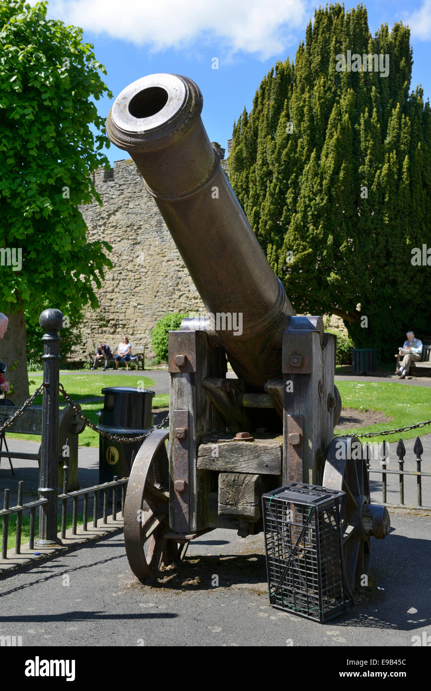 Crimean Cannon outside Ludlow Castle, Ludlow, Shropshire, England ...