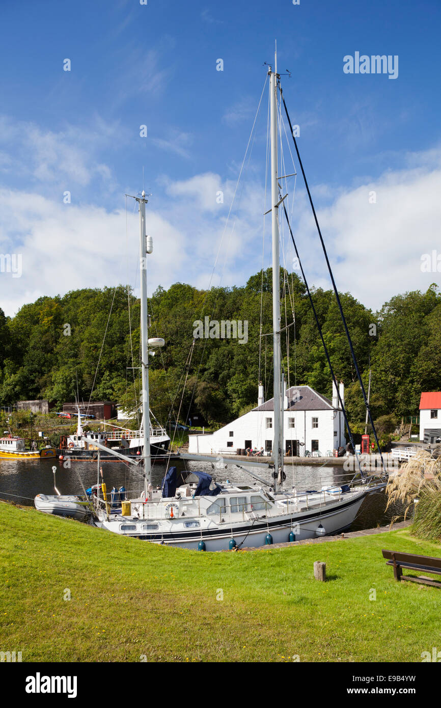 Crinan harbour boats hi-res stock photography and images - Alamy