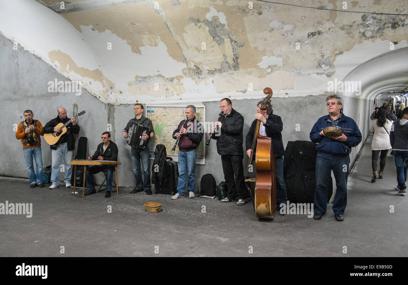 Paris metro buskers busking hi-res stock photography and images - Alamy