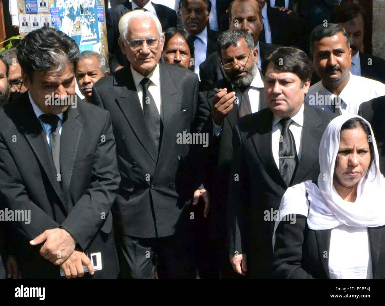 Ahmed raza kasuri returning from court hi-res stock photography and ...