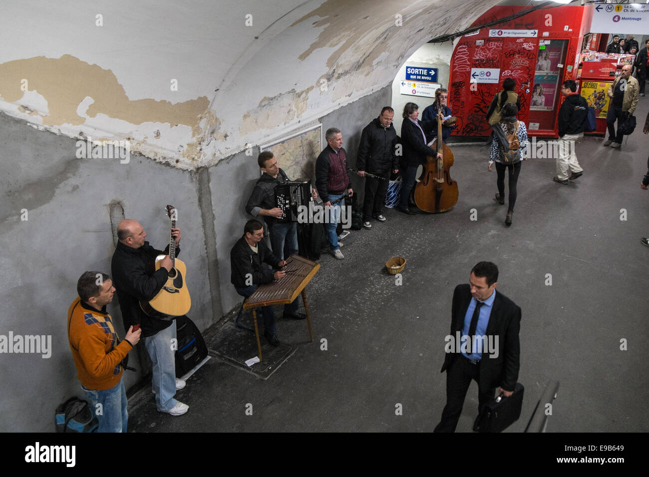 Busker paris metro hi-res stock photography and images - Alamy