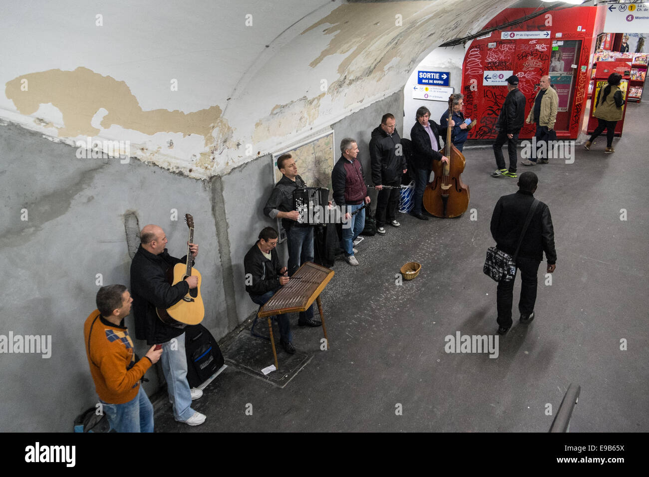 Paris metro buskers busking hi-res stock photography and images - Alamy
