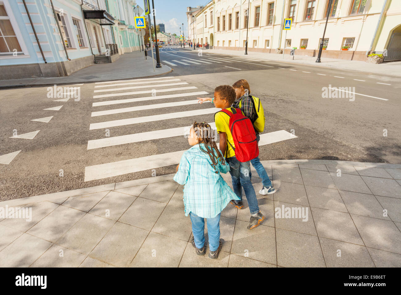 Children crossing the road hi-res stock photography and images - Alamy