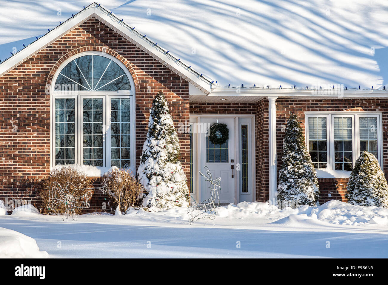 House buried in snow hi-res stock photography and images - Alamy