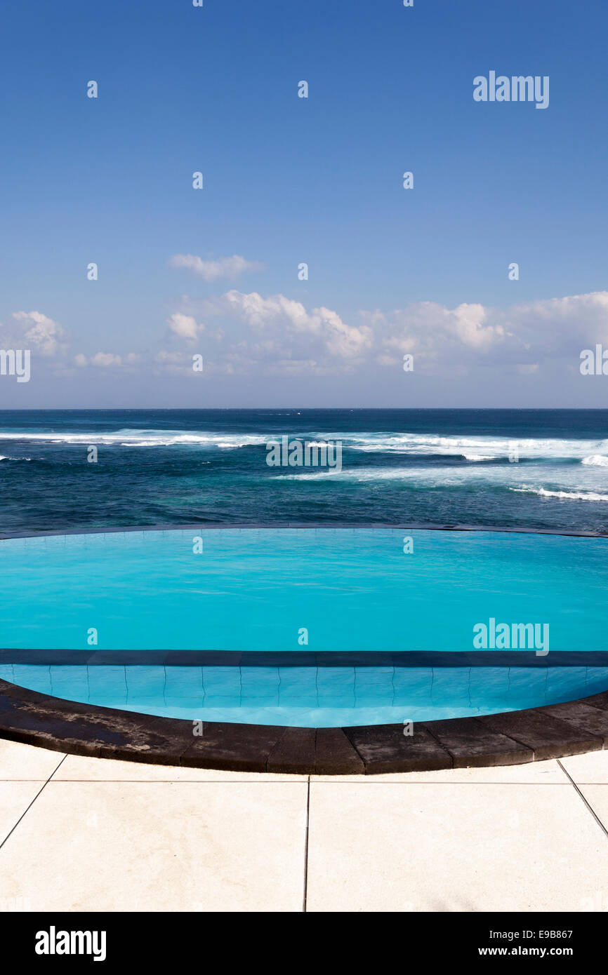 Outdoor infinity pool hi-res stock photography and images - Alamy