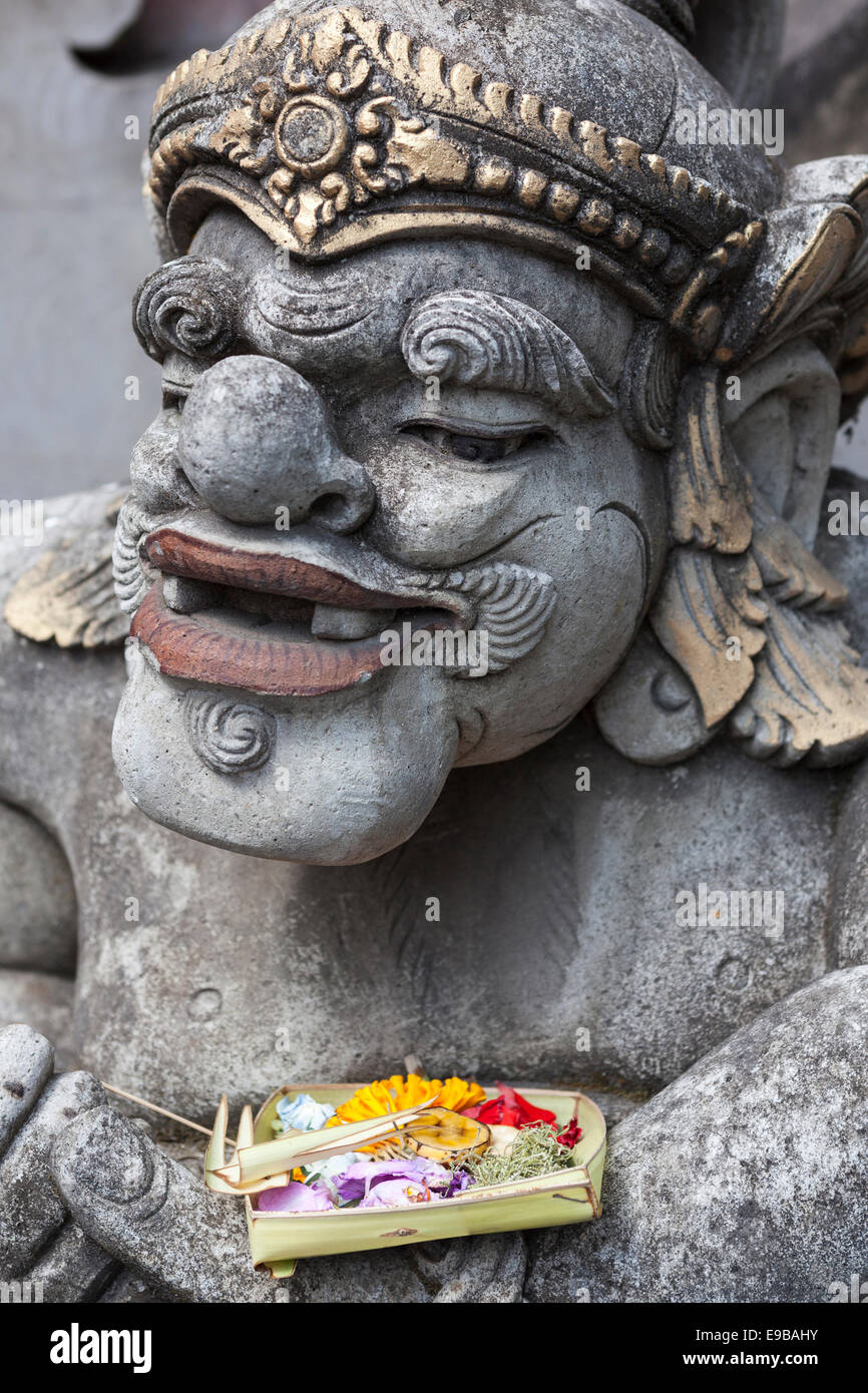 "Canang sari" Balinese Hindu offering on temple statue, Ubud, Bali ...