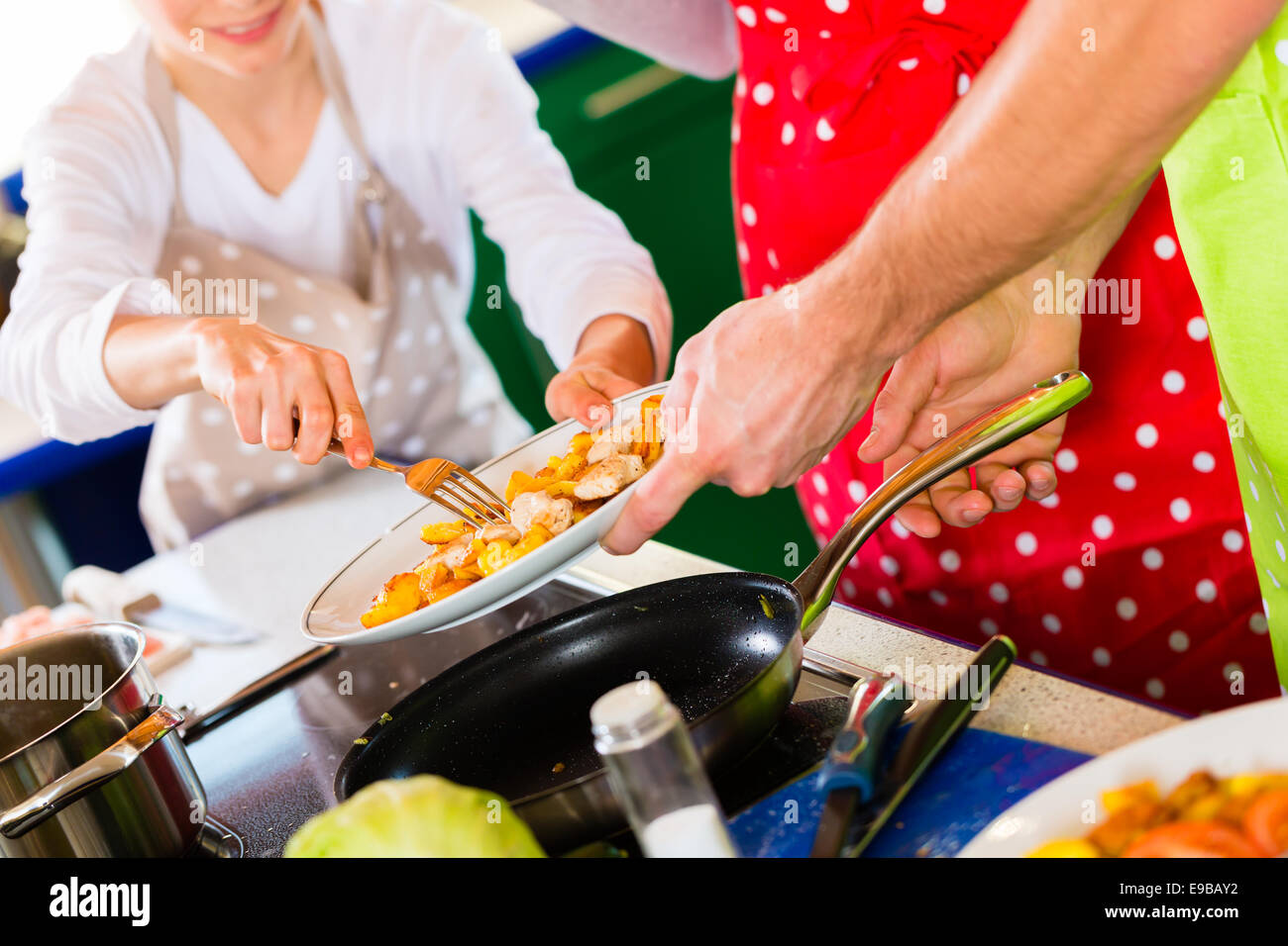 Family cooking hi-res stock photography and images - Alamy