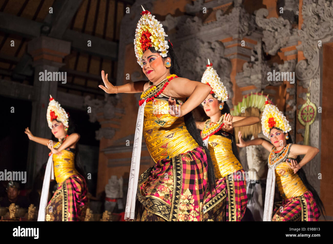 Traditional balinese dance ubud palace hi-res stock photography and ...