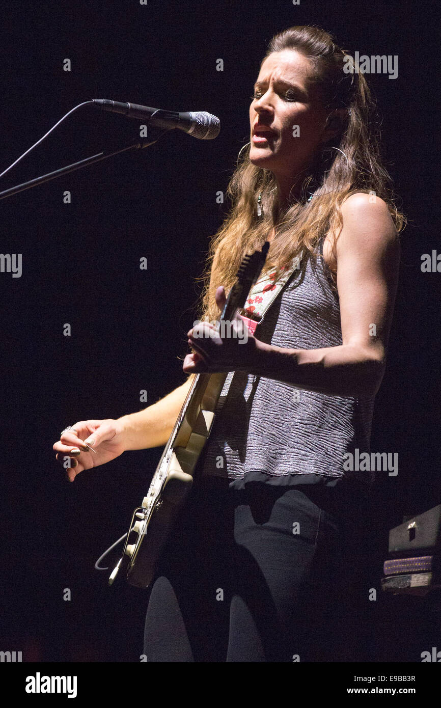 Milwaukee, Wisconsin, USA. 17th Oct, 2014. Musician CHASKA POTTER performs live with Raining ...