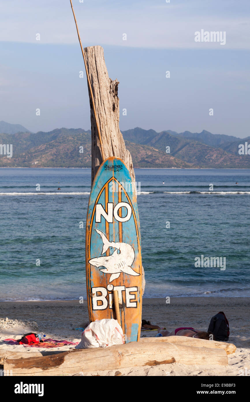 Upright surfboard standing on beach hi-res stock photography and images ...