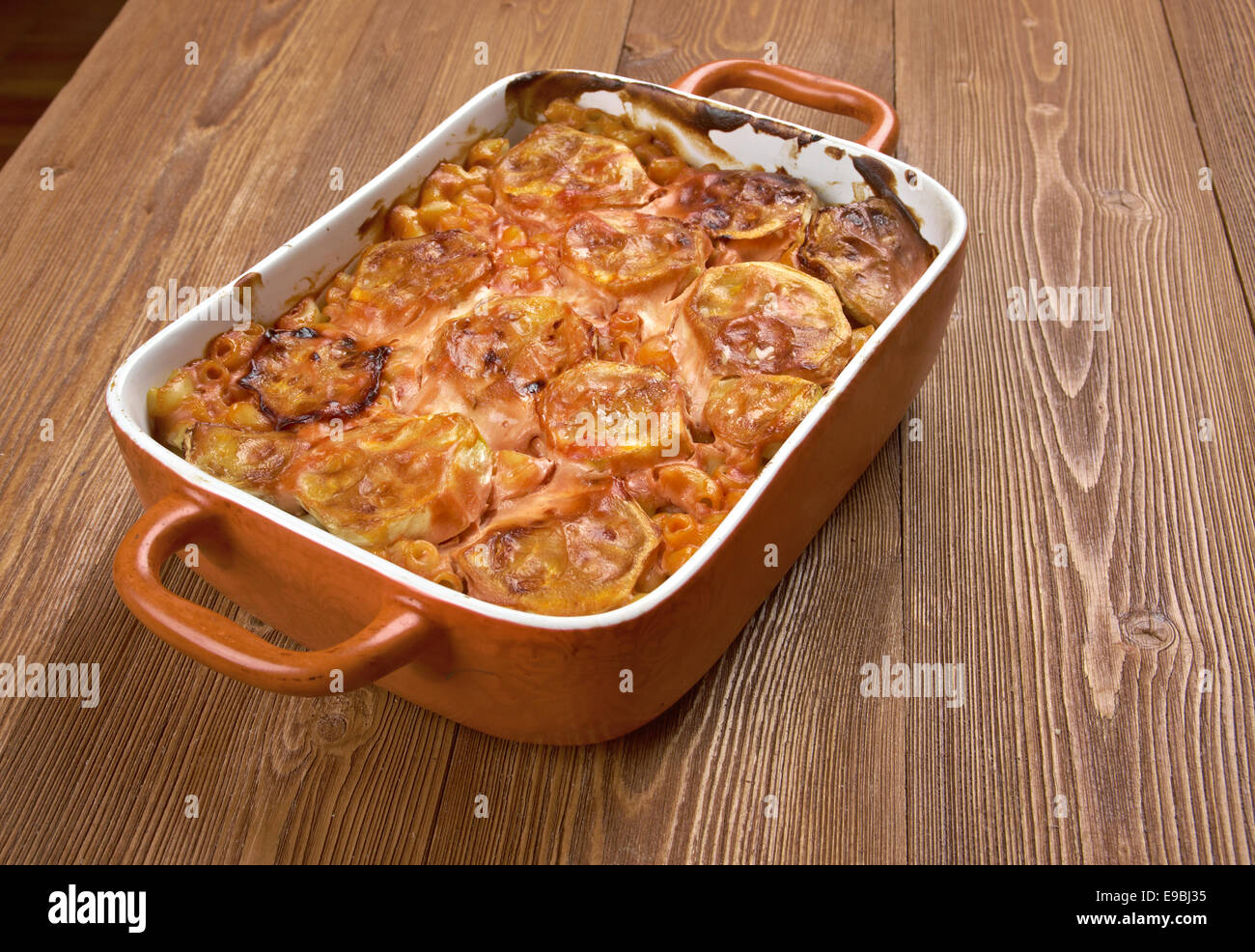 Elbow macaroni hi-res stock photography and images - Alamy