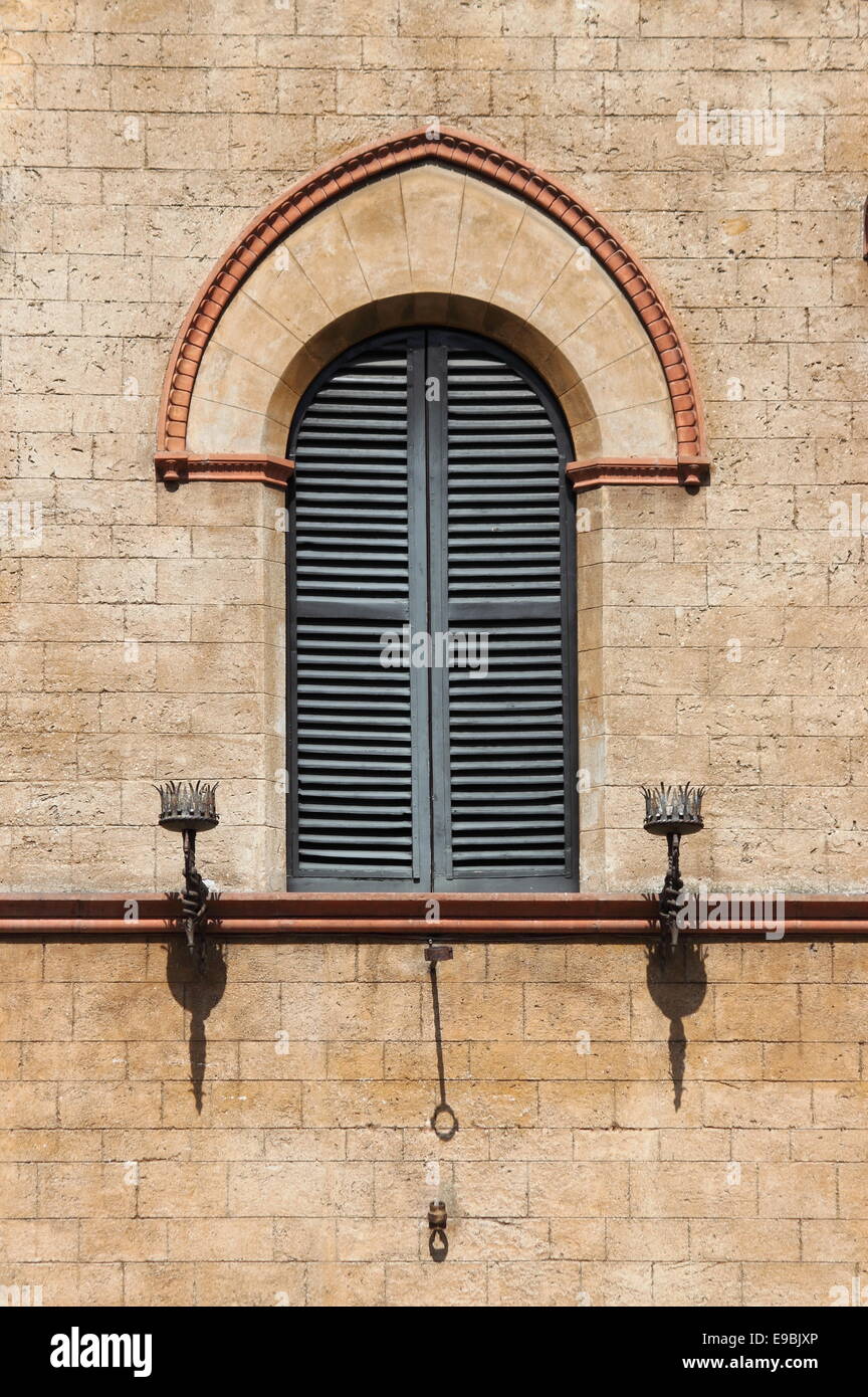Medieval mullioned window hi-res stock photography and images - Alamy