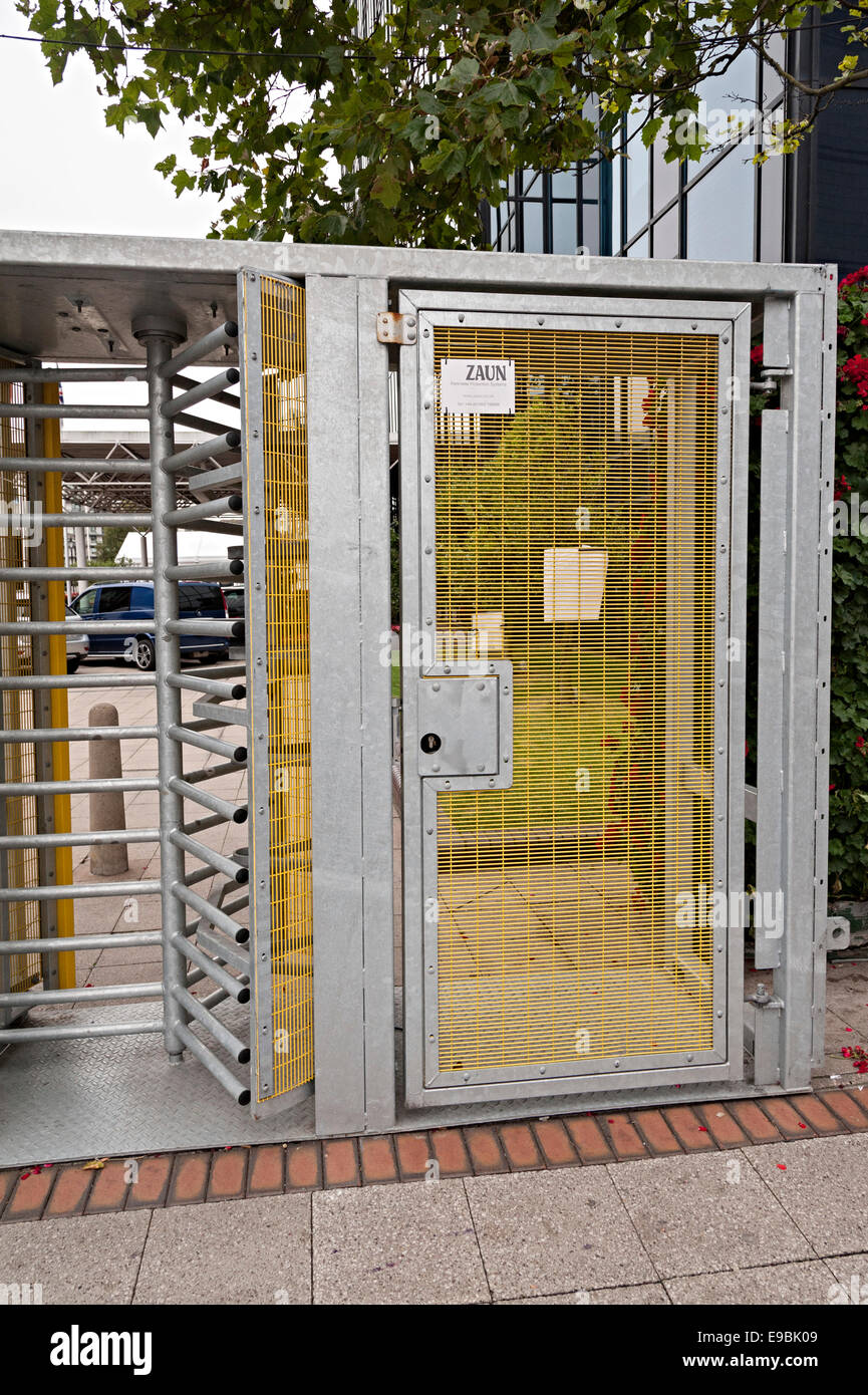 Crime architecture gates hi-res stock photography and images - Alamy