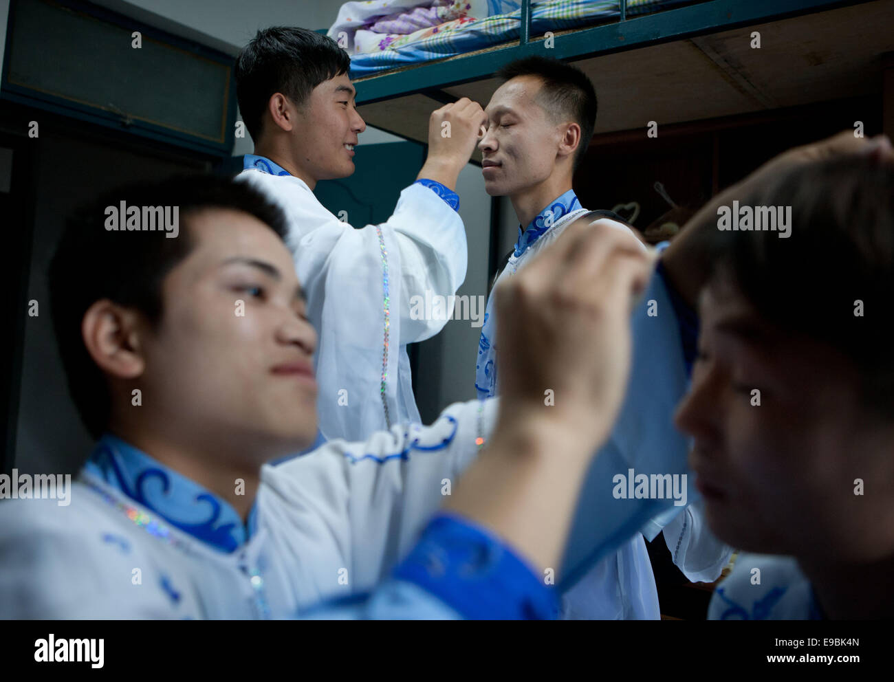 (141024) -- YINCHUAN, Oct. 24, 2014 (Xinhua) -- Young men make up to ...