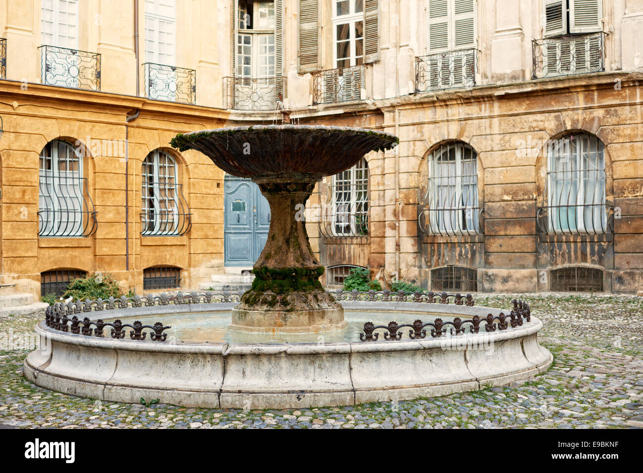 Fountain of a square hi-res stock photography and images - Alamy
