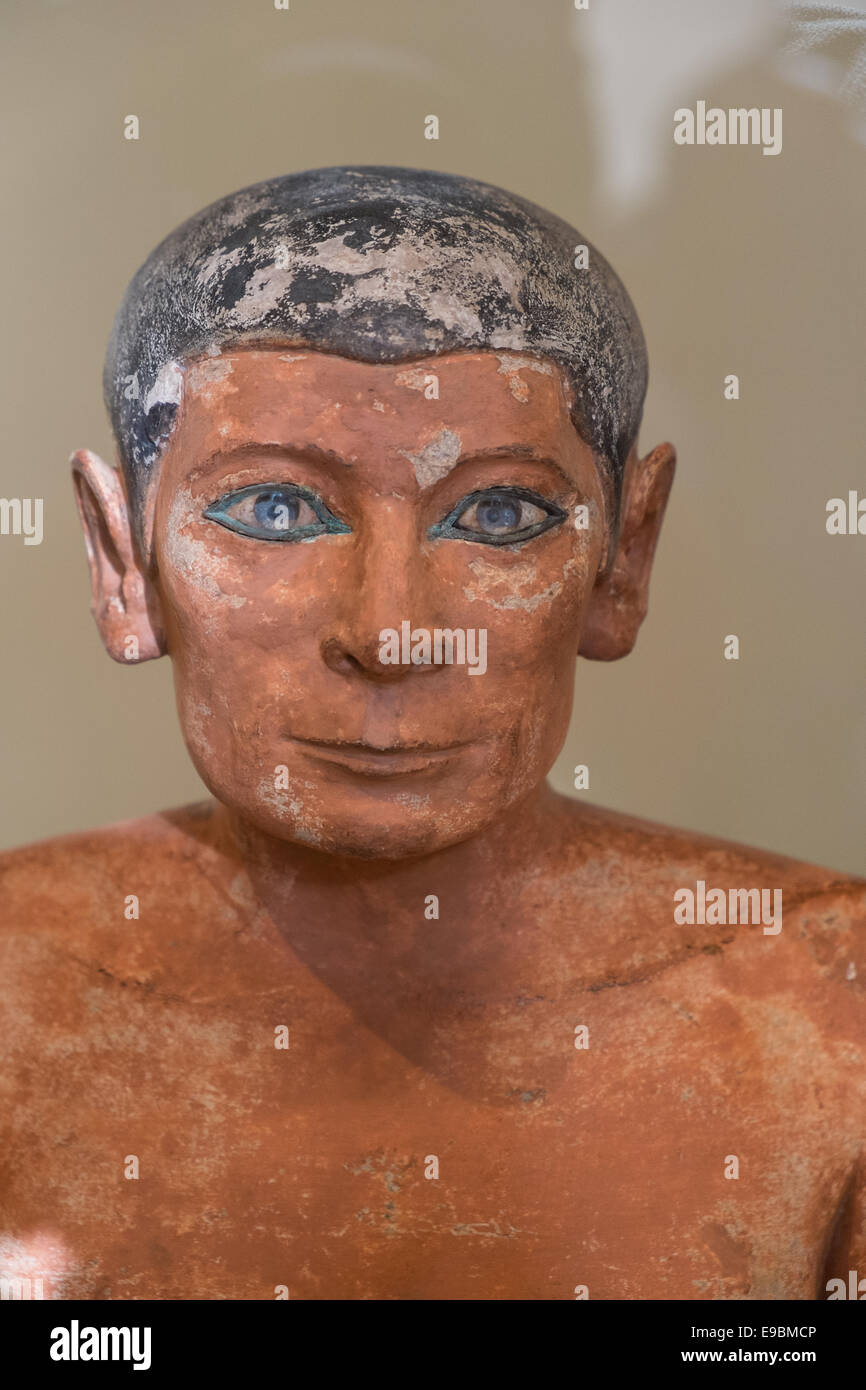 Squatting scribe statue hi-res stock photography and images - Alamy