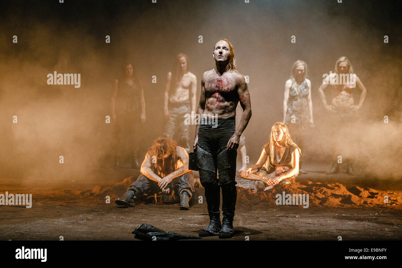 Hamburg, Germany. 23rd Oct, 2014. Actor Peter Jordan (C, front, Loge ...