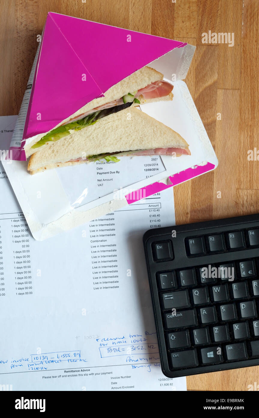 Eating al desko, lunch at office desk concept Stock Photo - Alamy