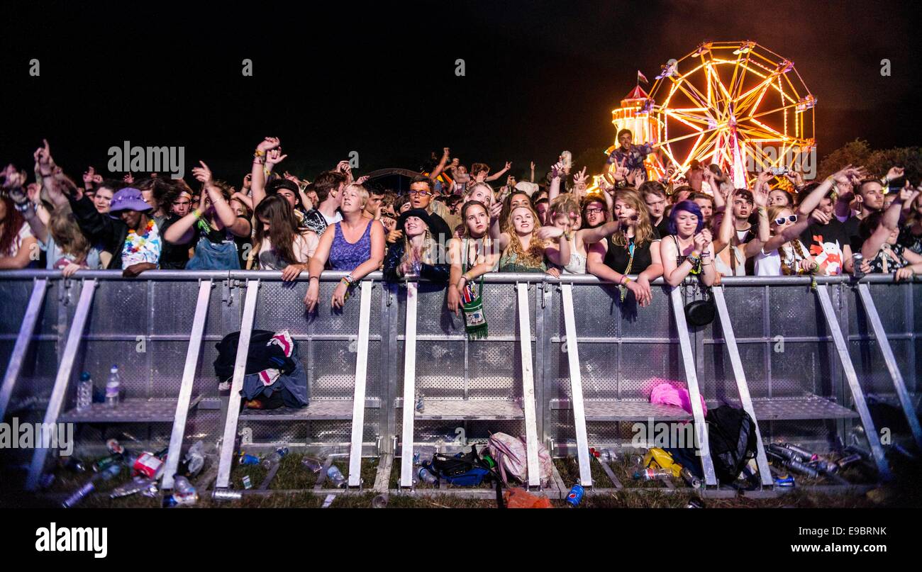 Crowd, mosh pit hi-res stock photography and images - Alamy
