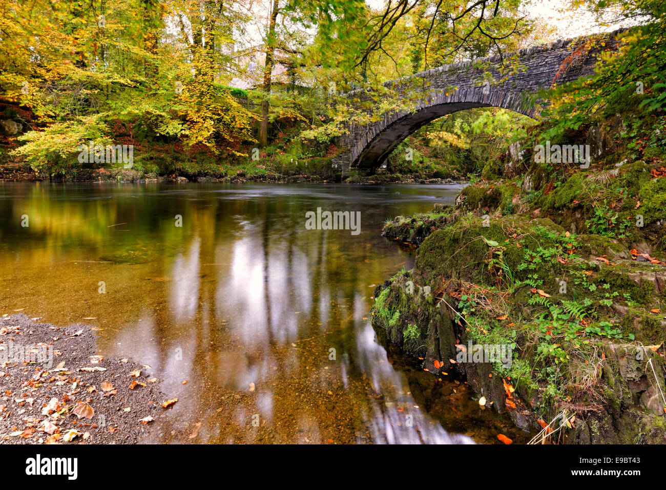 Old english stone bridge hi-res stock photography and images - Alamy