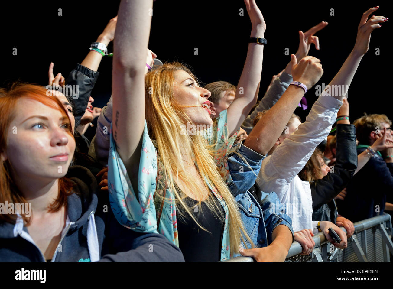 Girls watching a concert hi-res stock photography and images - Alamy