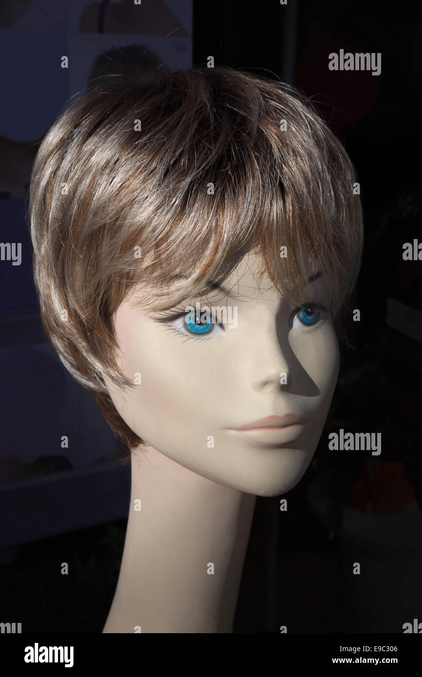 Female mannequin statue hi-res stock photography and images - Alamy