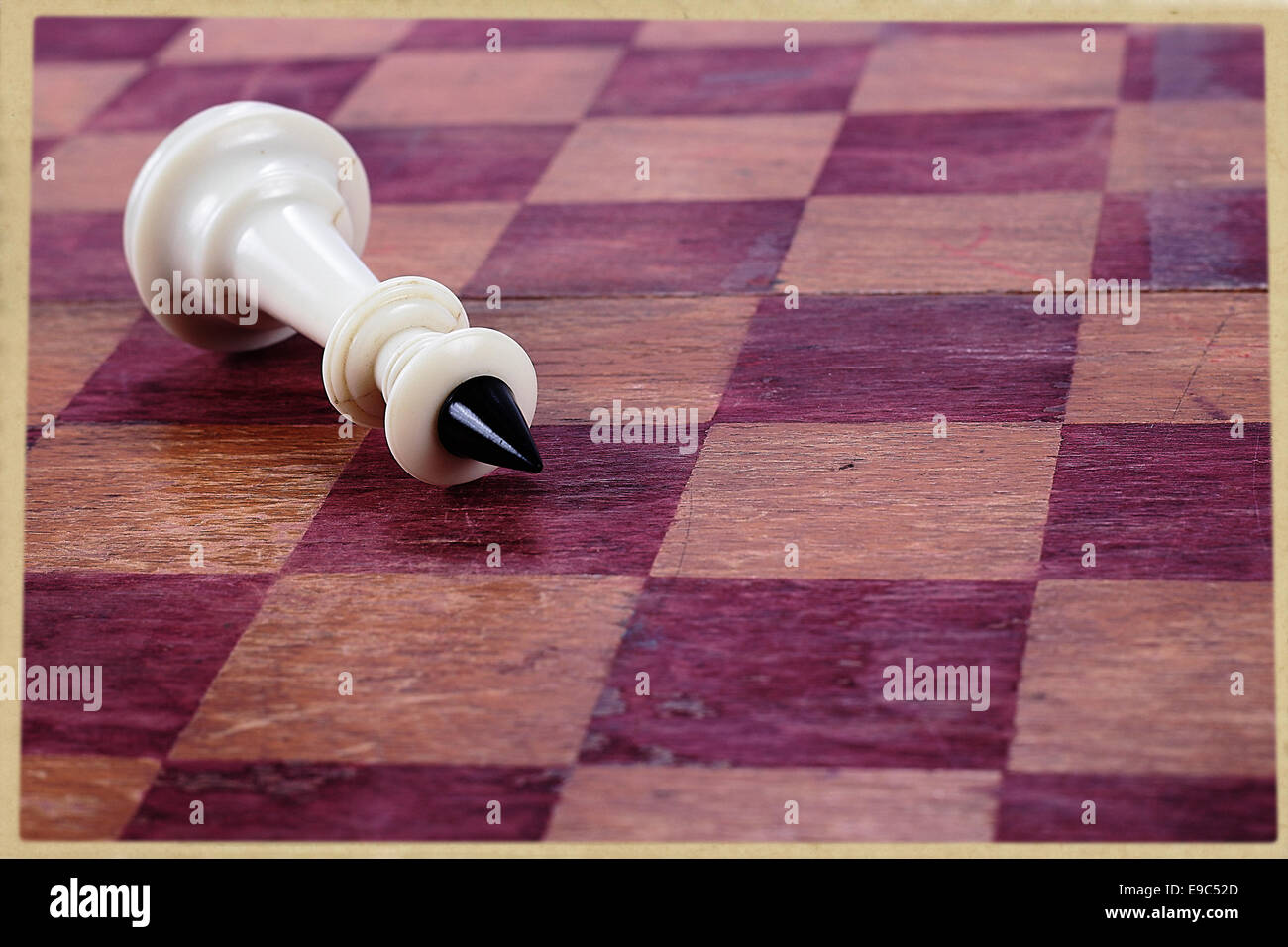 The defeat chess king against an old chessboard Stock Photo - Alamy